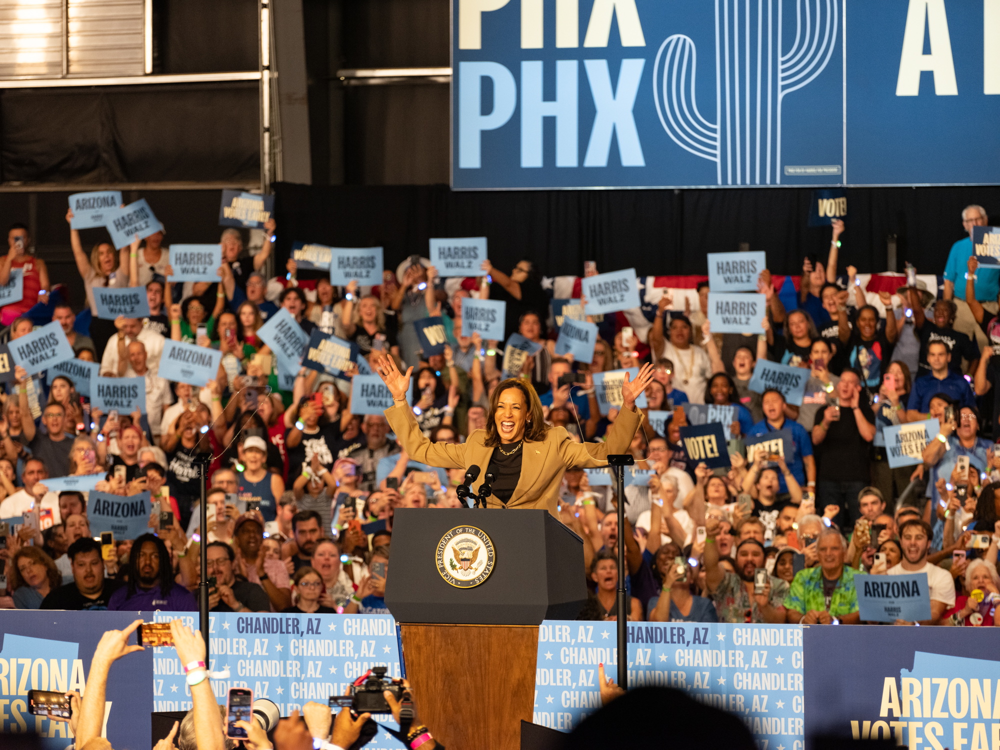 Harris se acerca a los votantes latinos indecisos - El Comercio de Colorado